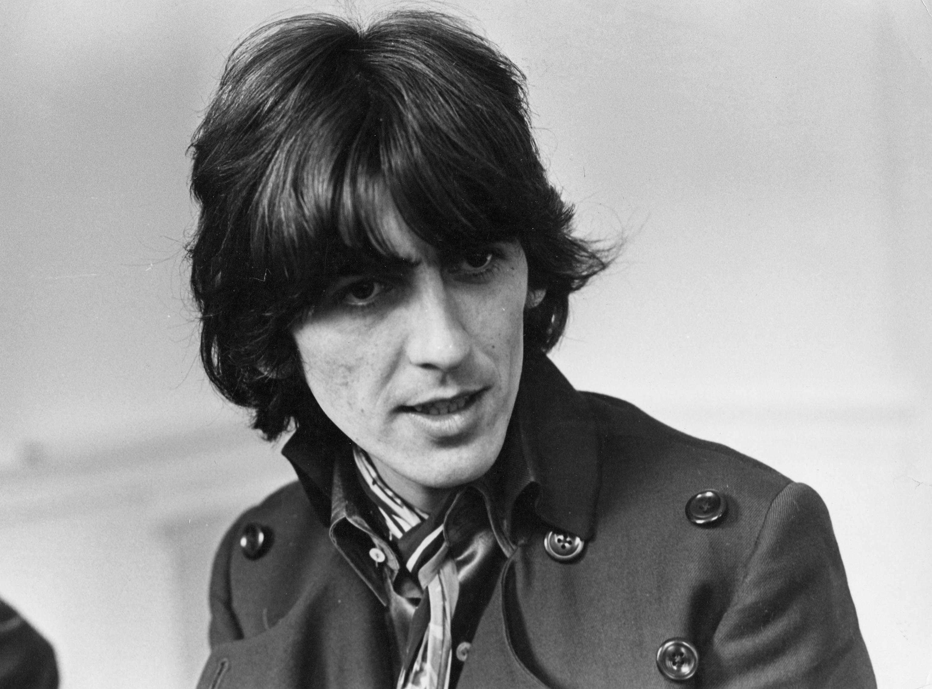 Anuncia George Harrison en 1971 Concierto para Bangladesh.